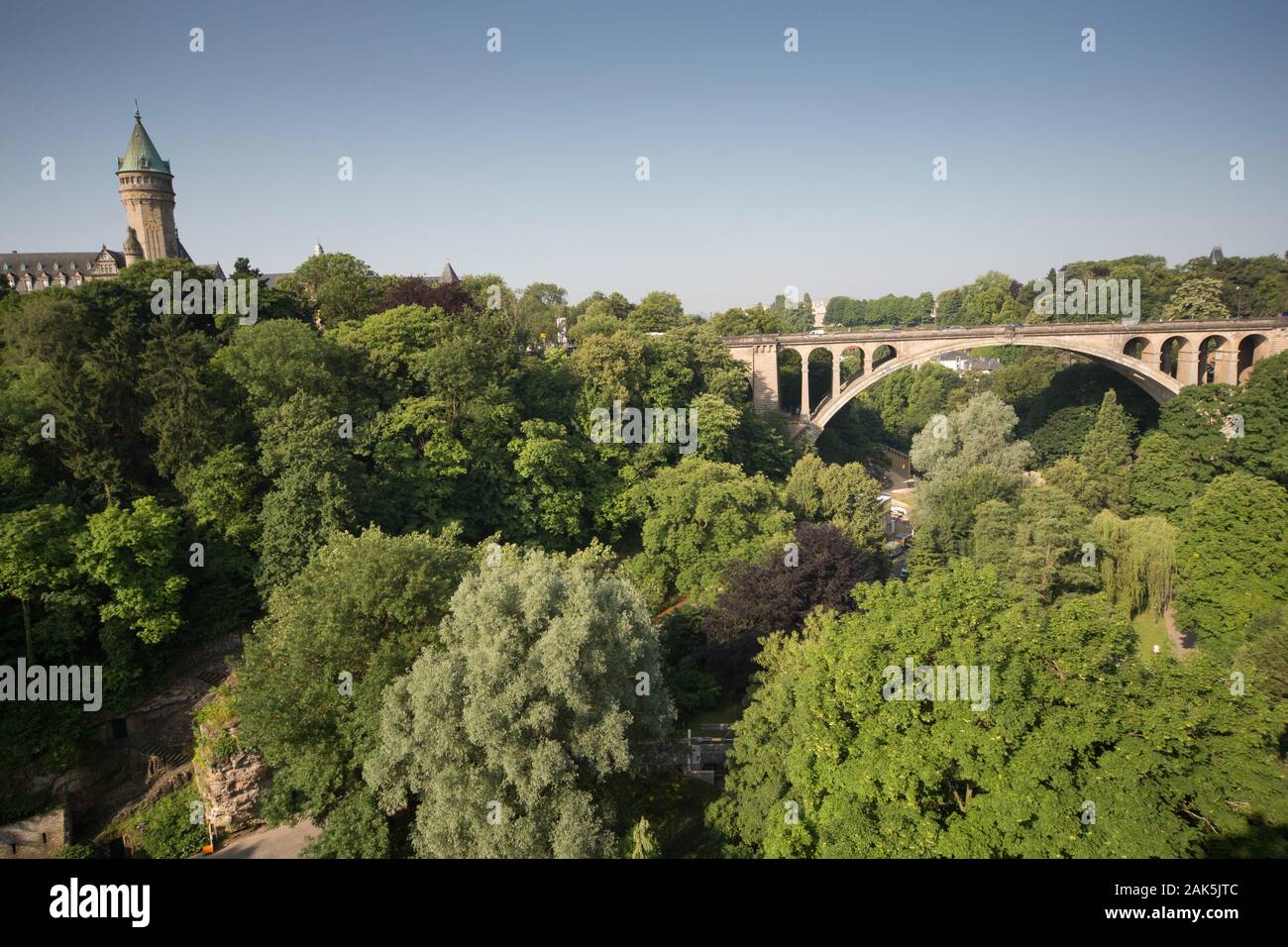 Luxemburg: Tal der Peitruss, Blick auf Sacre Coeur und Viadukt ...