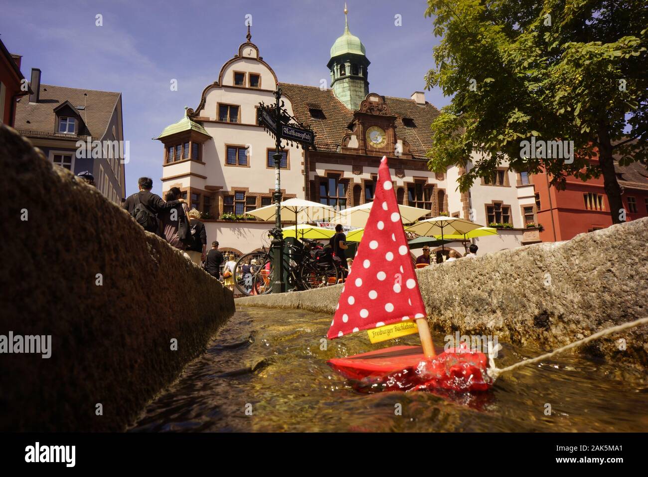 Freiburg: Freiburger Baechle vor dem Rathaus, Schwarzwald Sueden ...