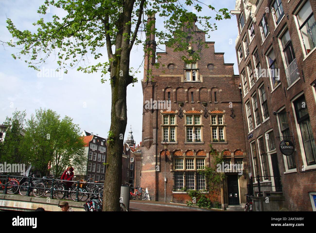 Traditional dutch house in Amsterdam Stock Photo - Alamy