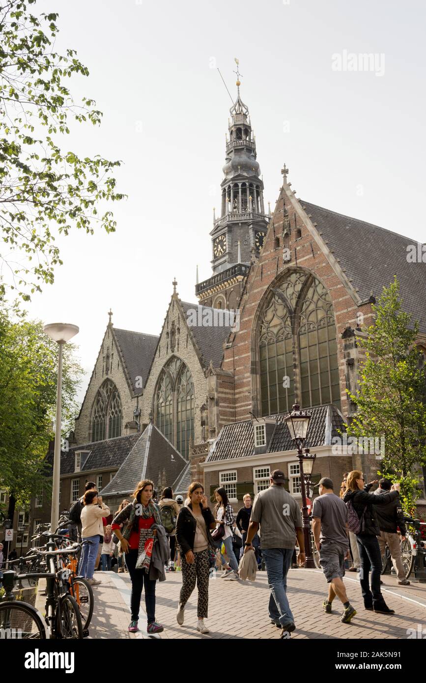 Rotlichtviertel De Wallen: Oude Kerk, aelteste Kirche der Stadt ...