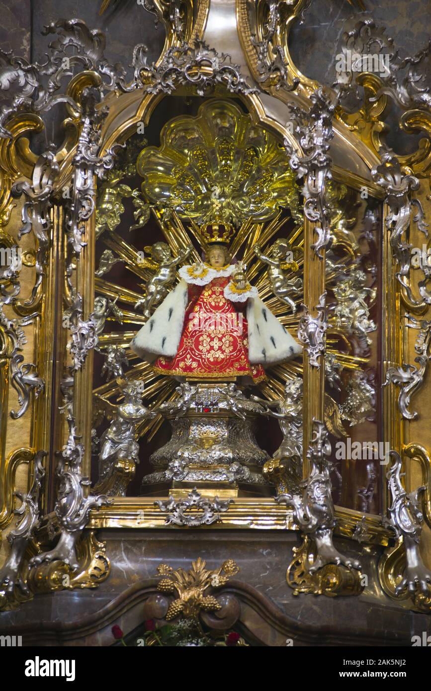 Prager Kleinseite: Statue des Prager Jesulein in der Kirche Maria de ...