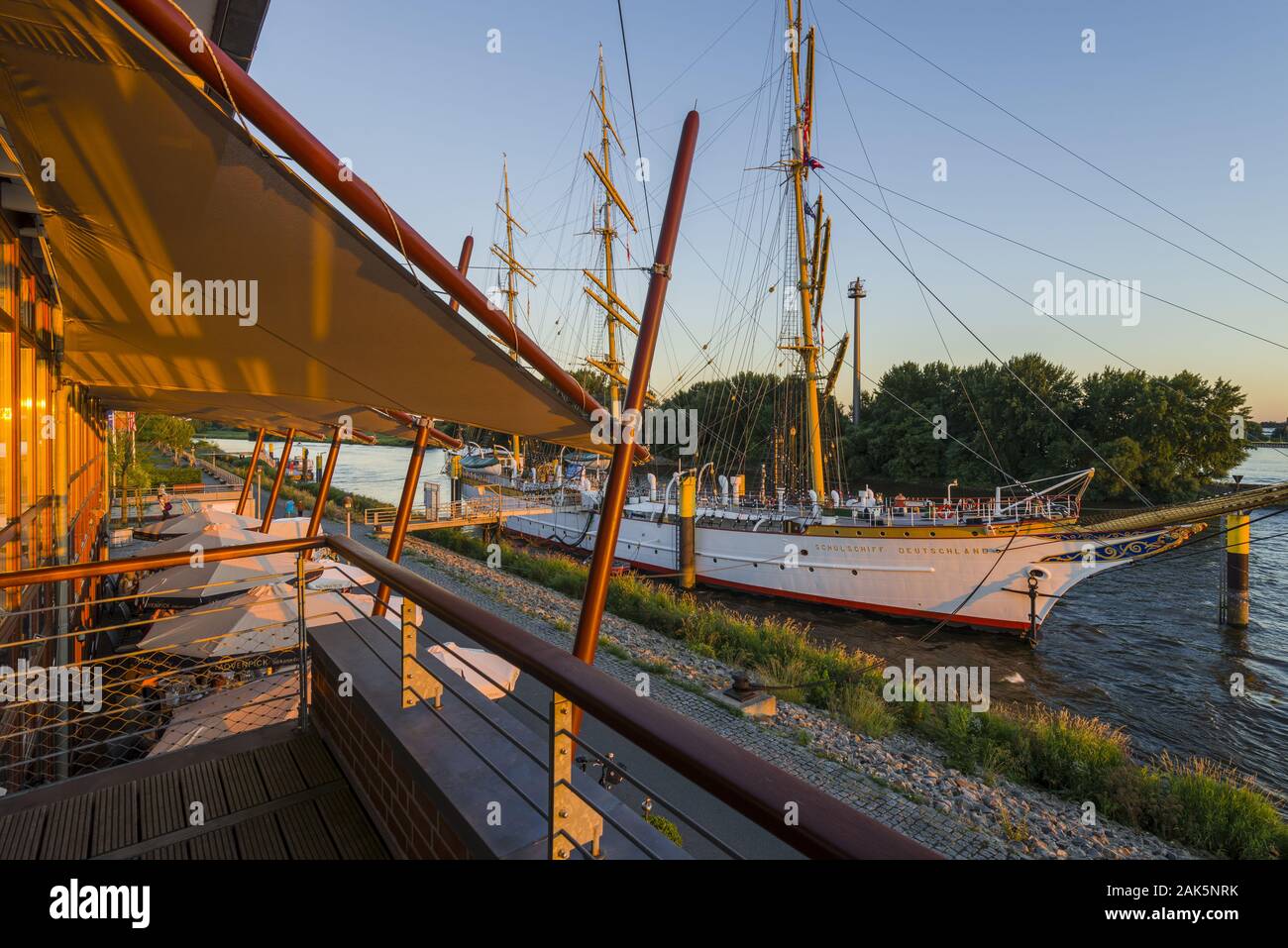 Bremen-Vegesack: Segelschulschiff "Deutschland" und Restaurant "Nautico ...