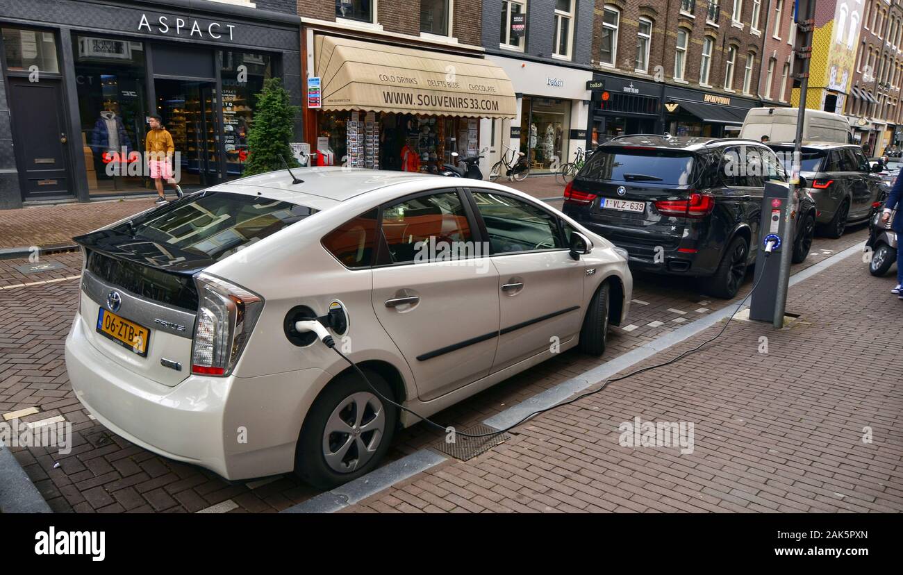 Toyota car charging station hi-res stock photography and images - Alamy