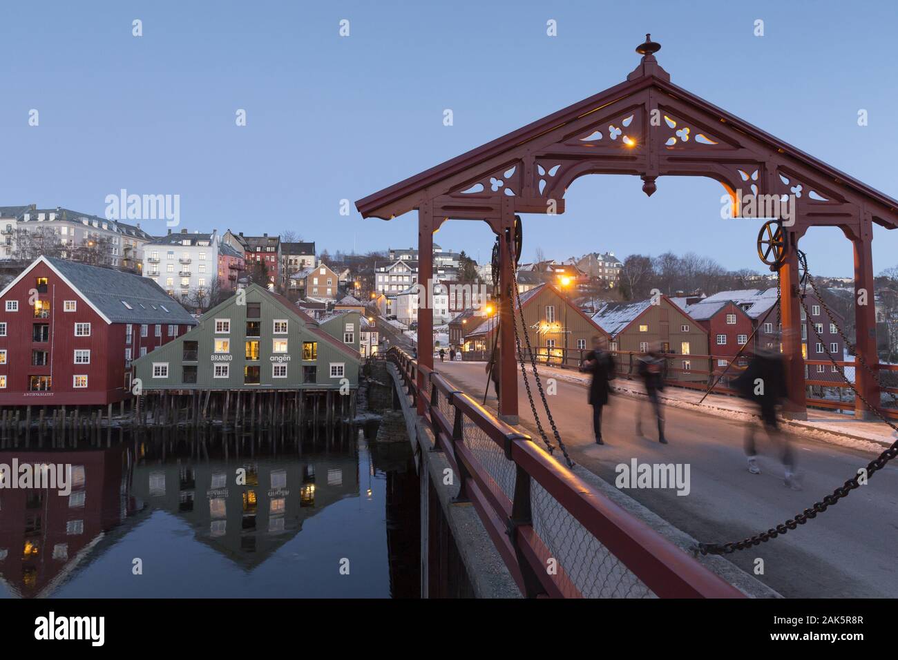 Trondheim: Gamle Bybrua, die Stadtbruecke ueber den Nidelv, Hurtigruten ...