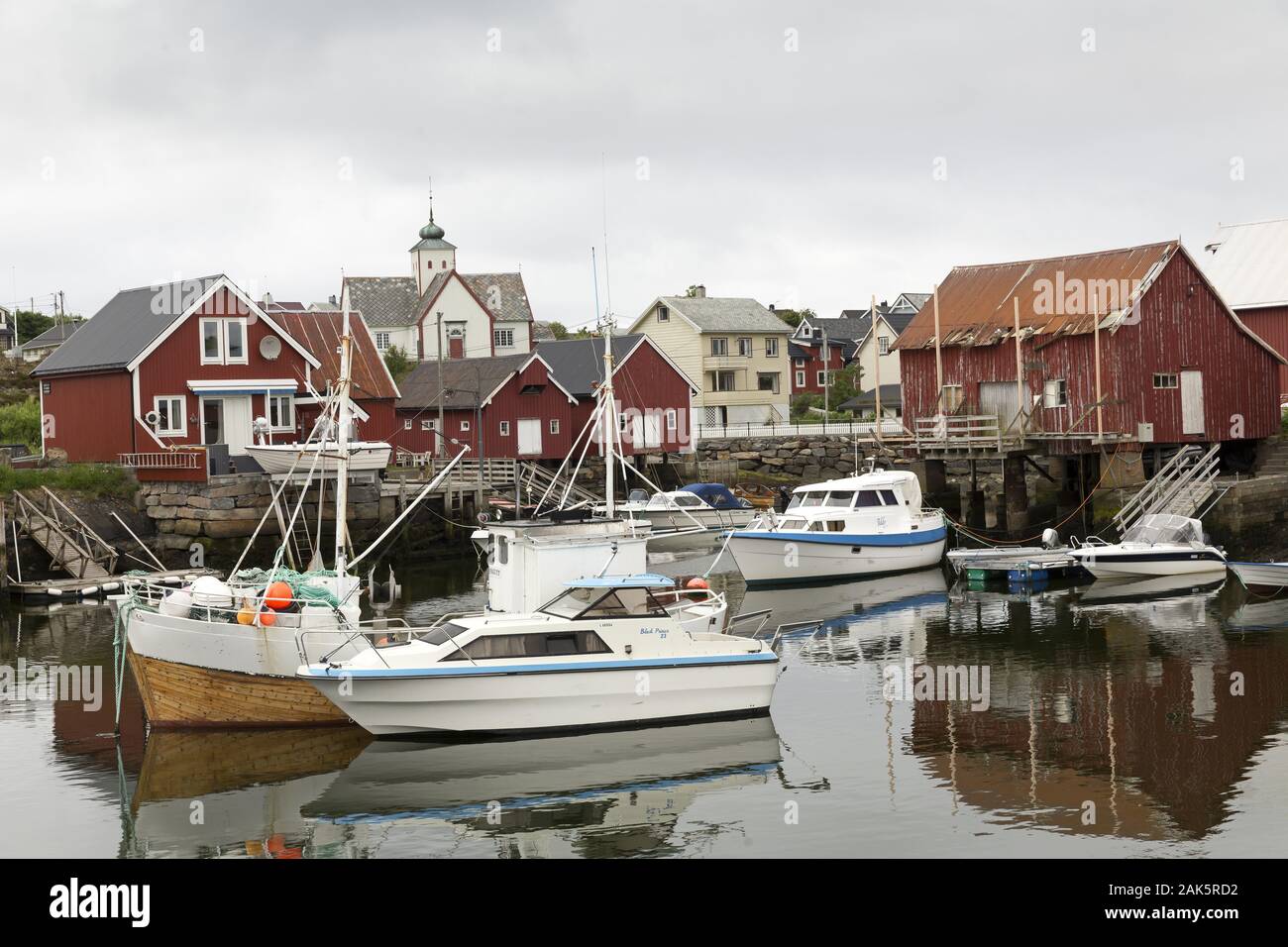 Bud: Boote im Hafen des Fischerdorfes, Hurtigruten | usage worldwide ...