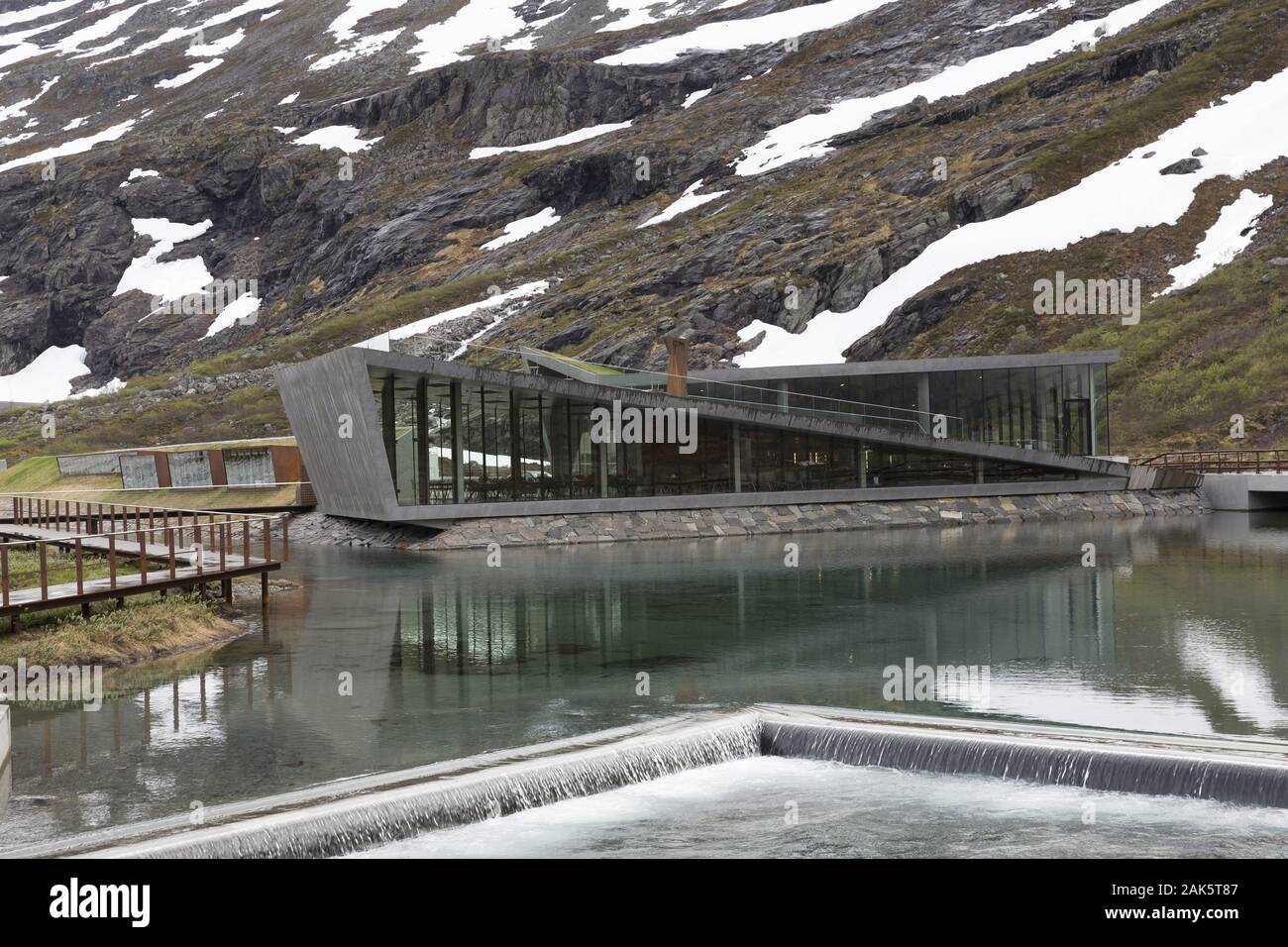 Trollstigen: Besucherzentrum am Trollstigen-Plateau, Hurtigruten ...
