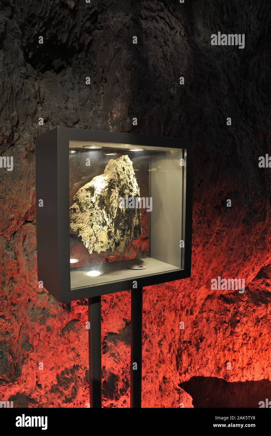 Geopark Vulkaneifel: Lavaexponat im Vulkanhaus Strohn, Aachen | usage ...