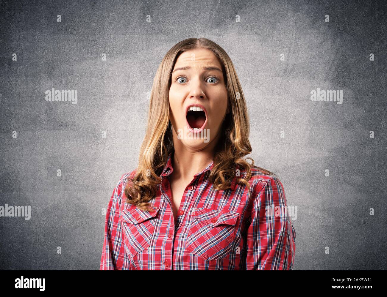 Scared young woman screaming with panic Stock Photo - Alamy