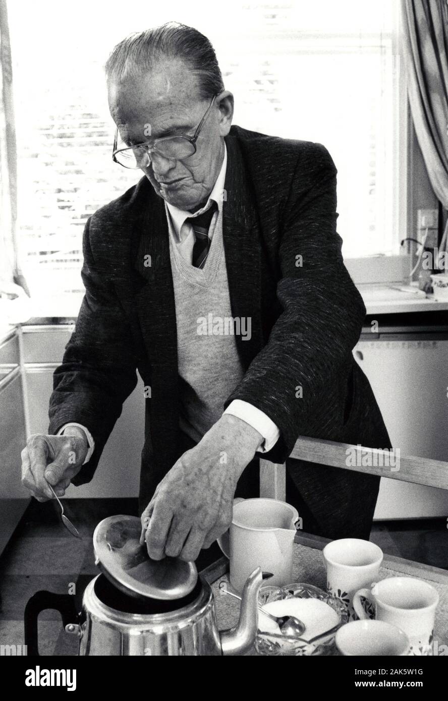 Day care centre for the elderly hi-res stock photography and images - Alamy