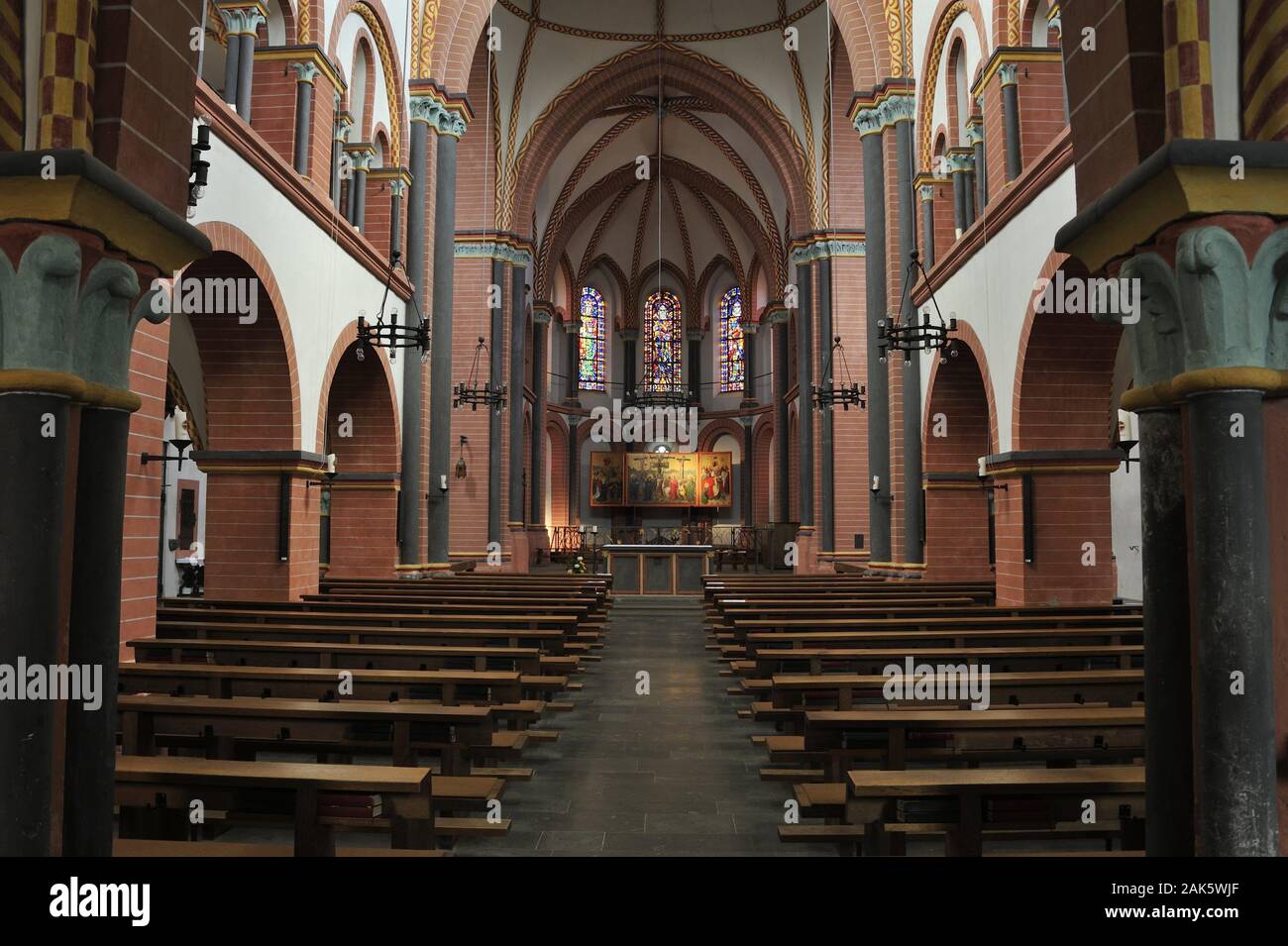 Sinzig: Stadtpfarrkirche St. Peter, Blick durch das Mittelschiff in den ...