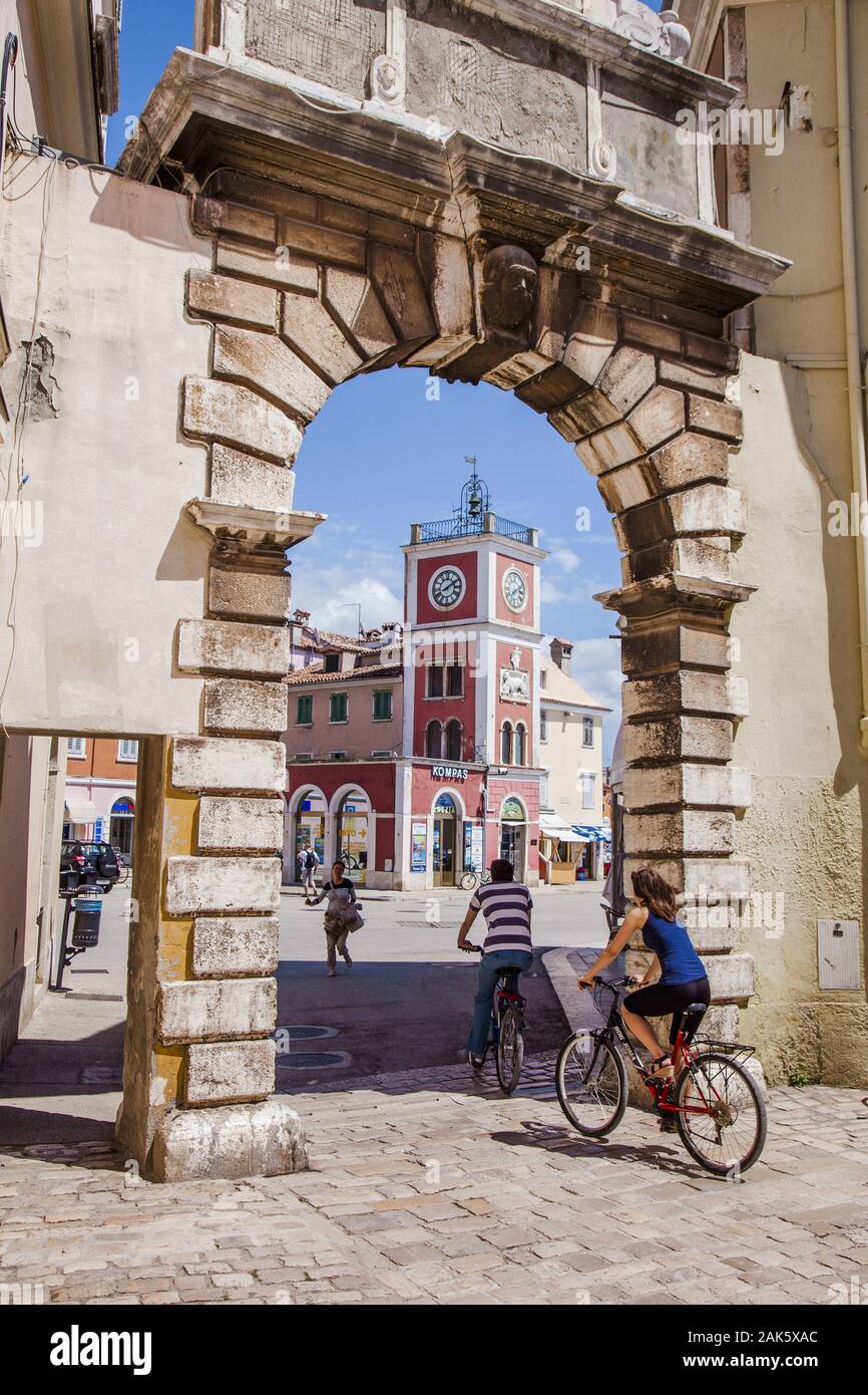 Rovinj: Balbi-Bogen und Rathaus in der Altstadt, Istrien | usage ...
