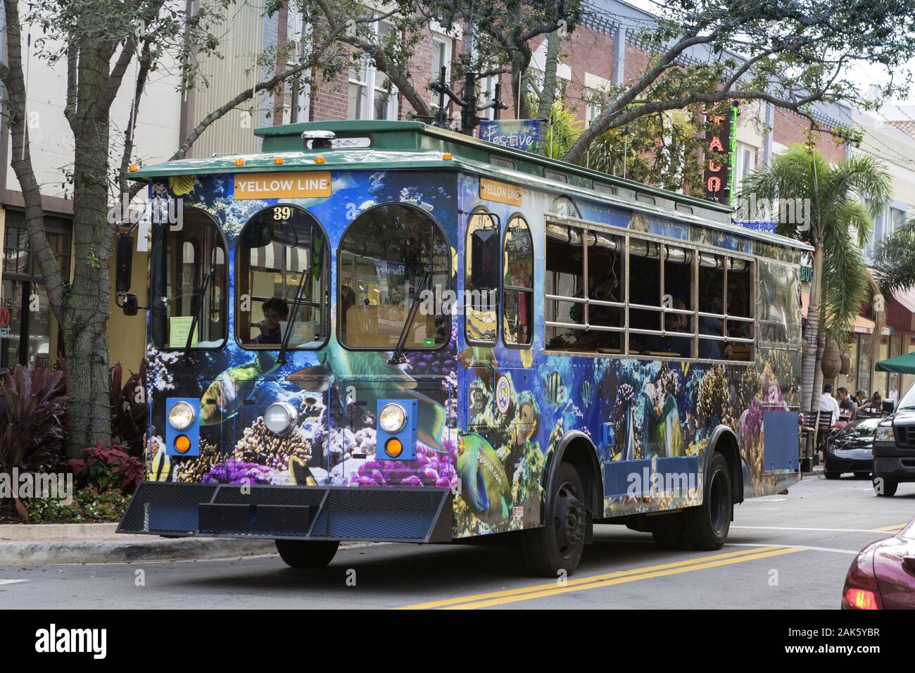 Palm Beach: Yellow Line-Bus in der Clematis Street, Florida | usage ...