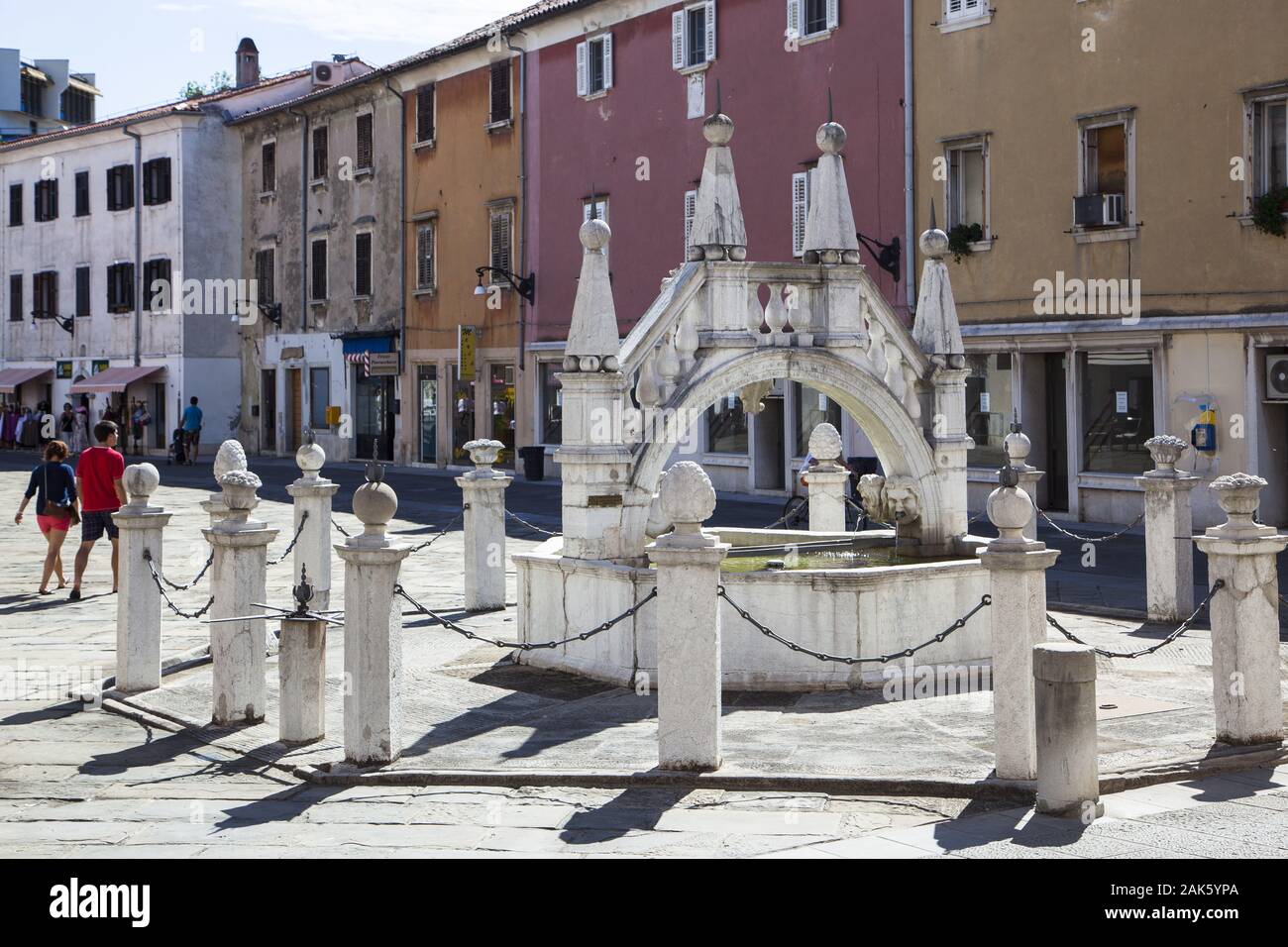 Koper: Preseren-Platz (Presernov Trg) mit Da-Ponte-Brunnen | usage ...