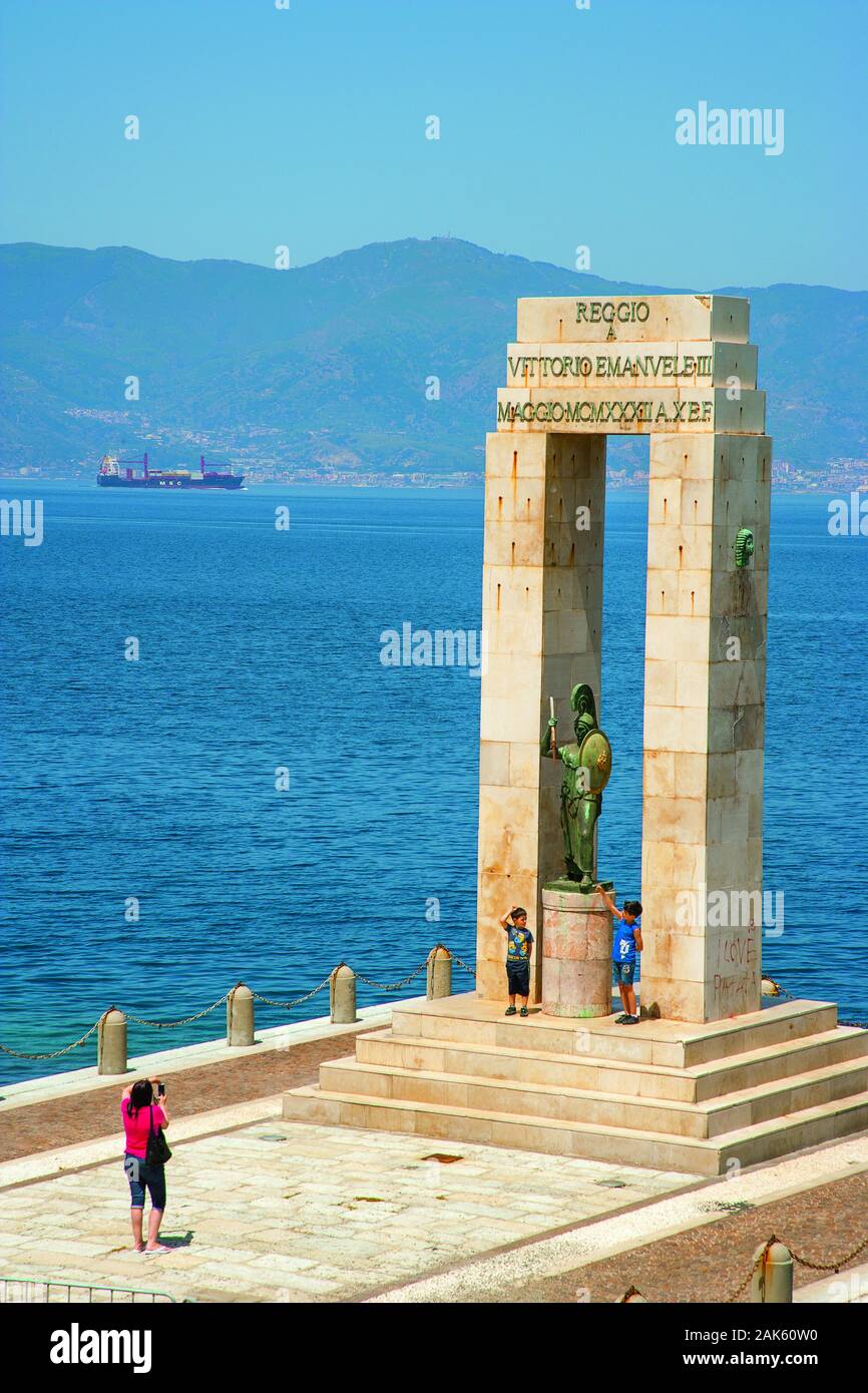Kalabrien/Reggio di Calabria: Statue der Athene in der Arena dello ...