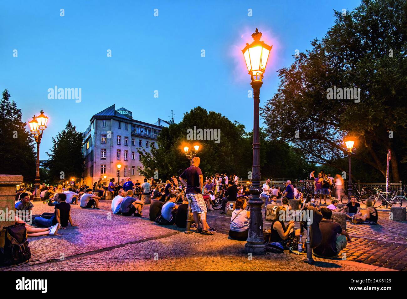 Friedrichshain-Kreuzberg: Party auf der Admiralsbruecke, Berlin | usage ...