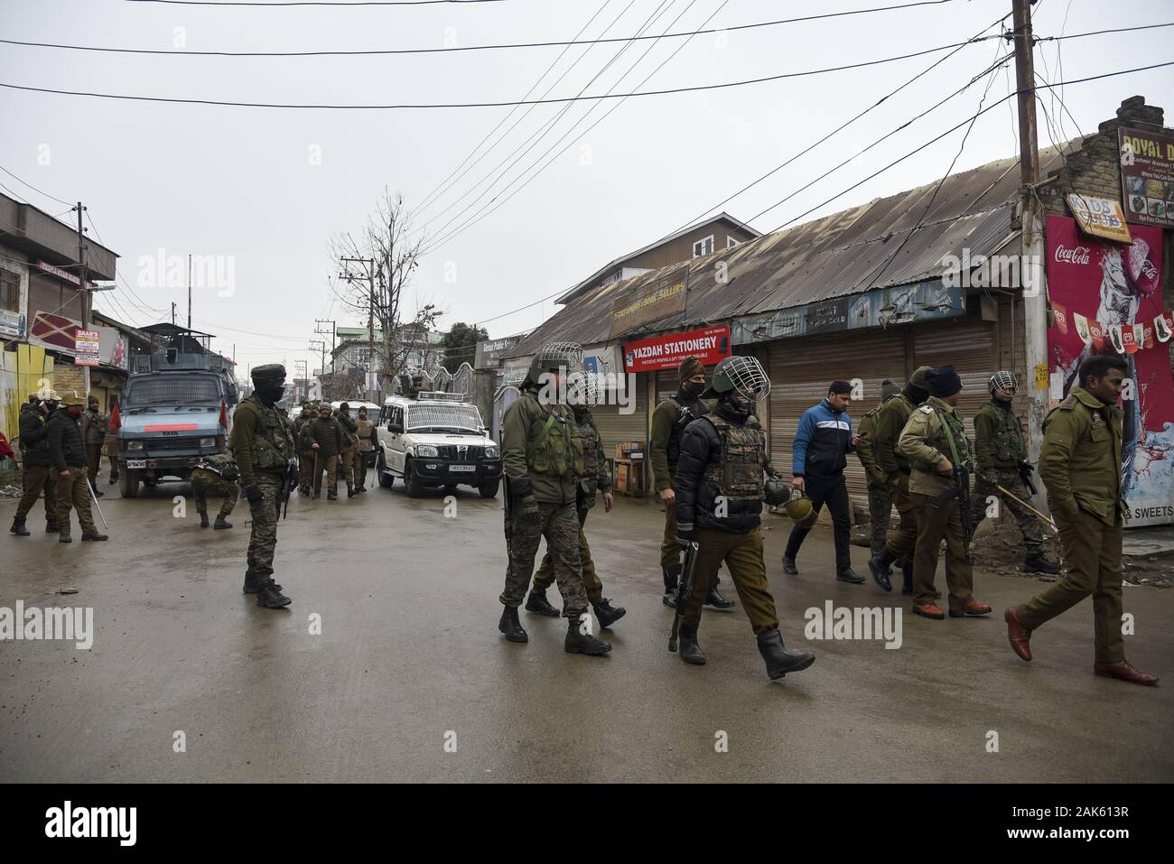 Angry mob hi-res stock photography and images - Alamy