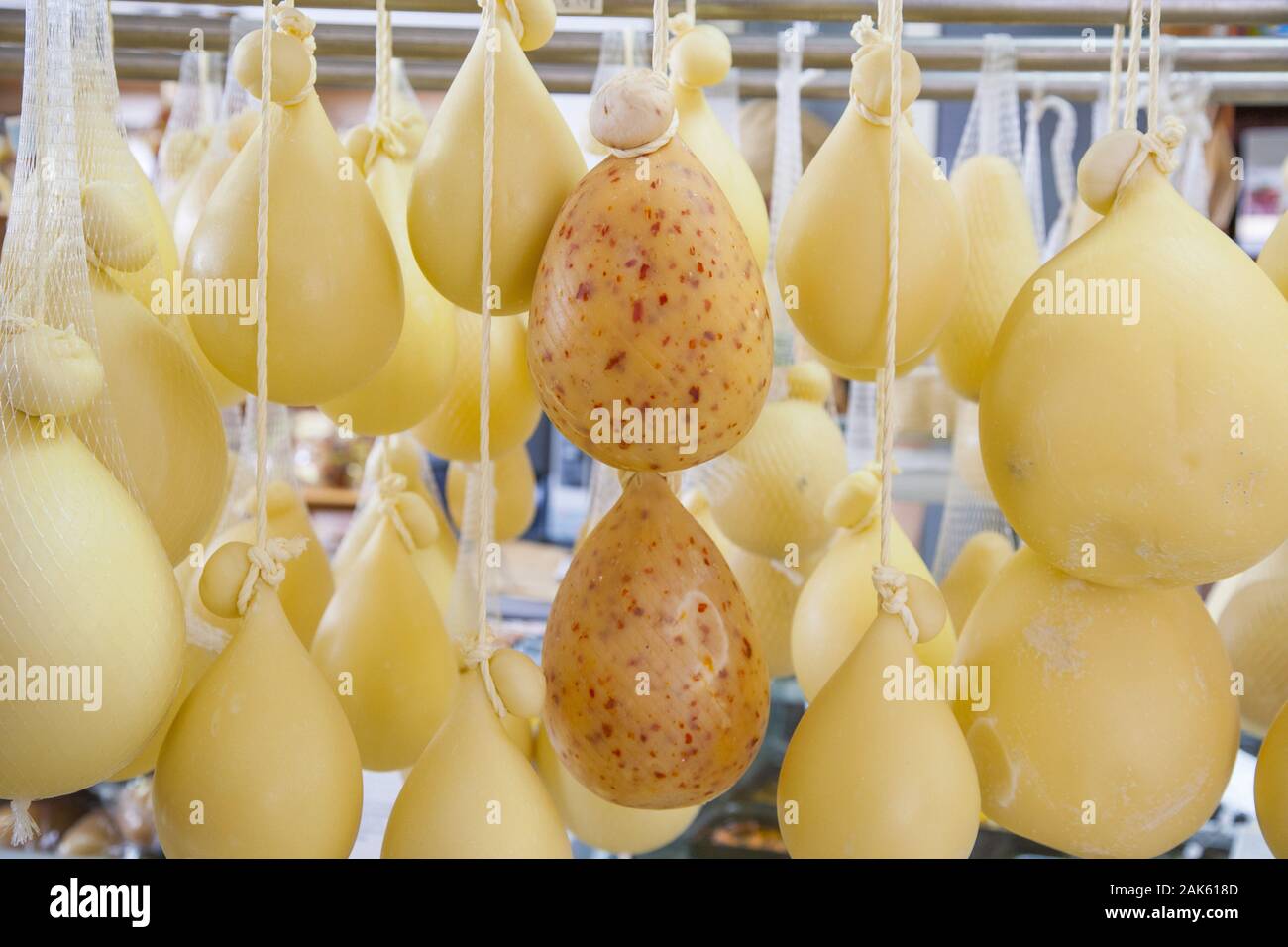 Kalabrien/Diamante: Caciocavallo-Kaese in der Kaeserei "caseificio La ...