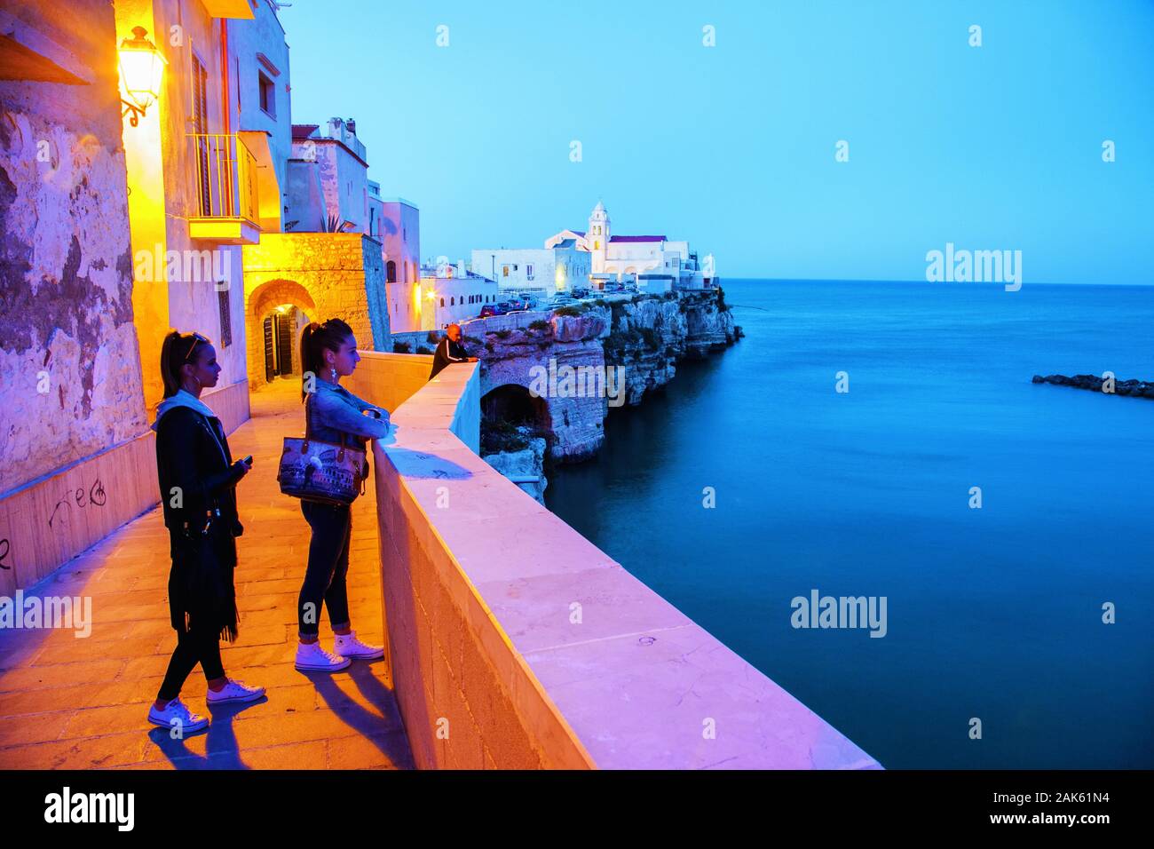 Halbinsel Gargano: Altstadt und Hafenpromenade in Vieste, Apulien ...