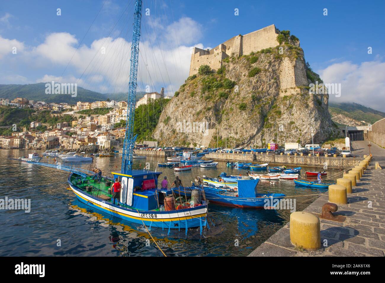 Kalabrien/Scilla: Hafen und Kastell Ruffo (Castello Ruffo di Scilla) an ...