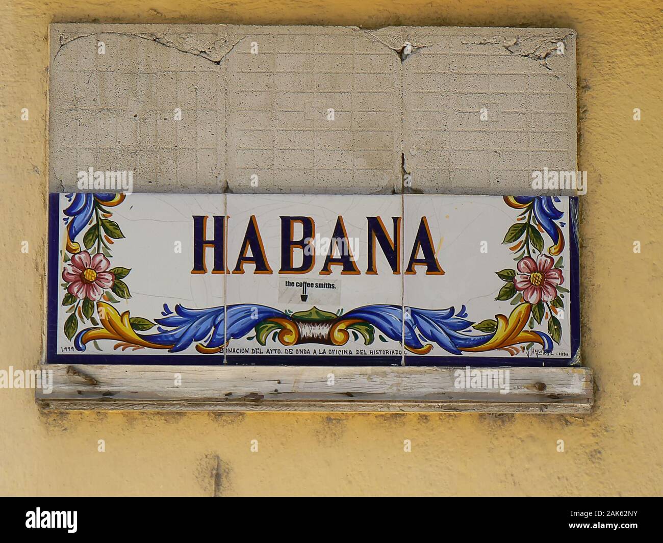 Cuban wall tiles hi-res stock photography and images - Alamy