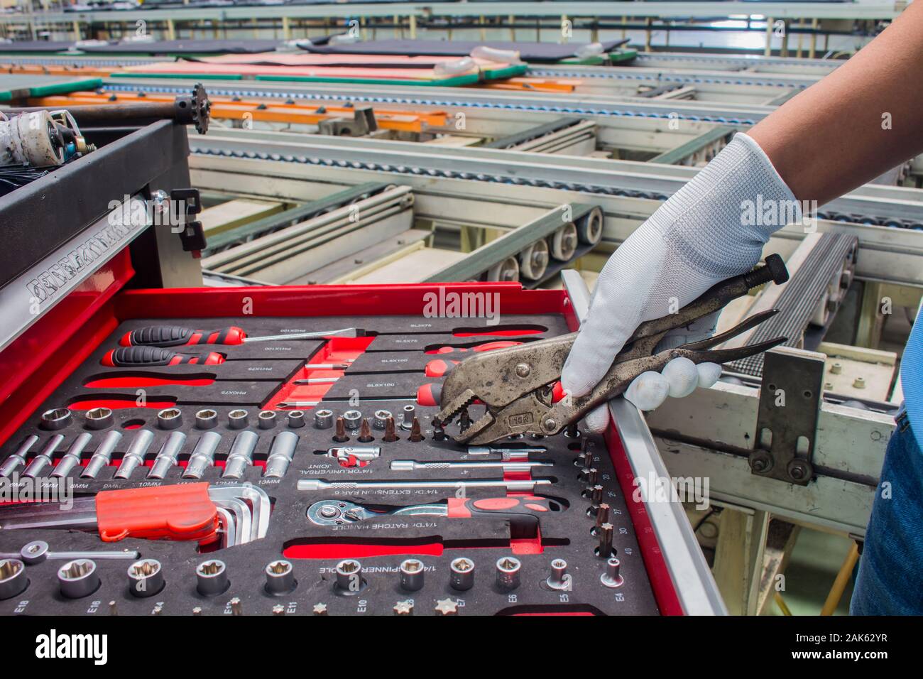 Car conveyor hi-res stock photography and images - Alamy