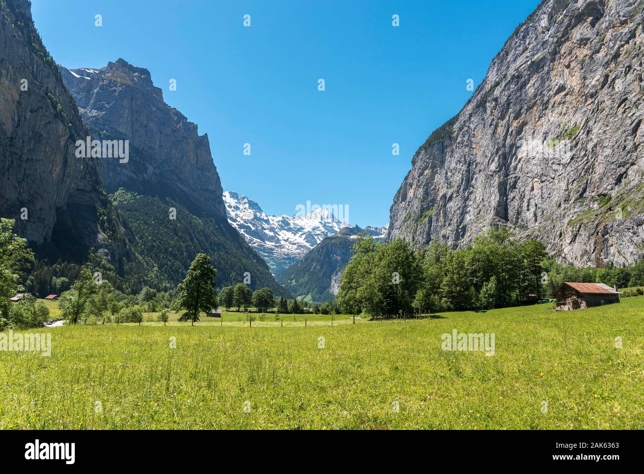 Mountain landscape in the Lauterbrunnen Valley, Lauterbrunnen, Bernese ...