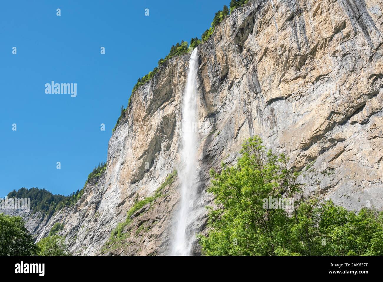 Staubbach Falls tumbling down from a high rock face, Lauterbrunnen ...