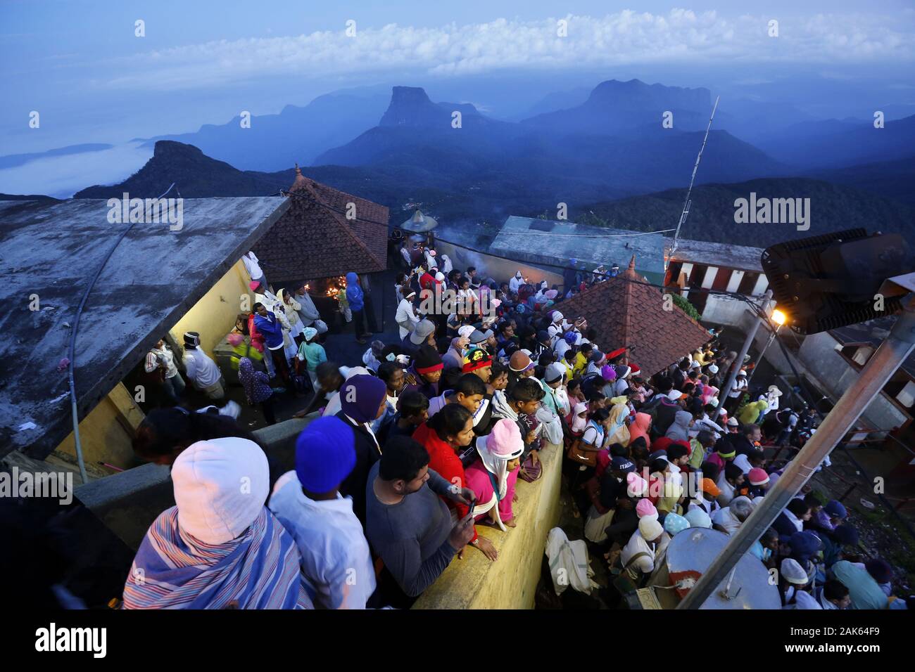 Adam's Peak: 5000 Stufen zum Hl. Gipfel, Pilger warten auf den ...