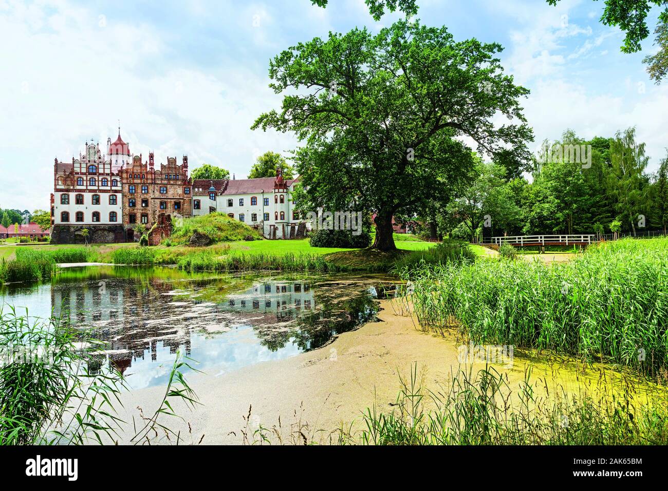 Basedow: Blick ueber den Lenne-Park auf Schloss Basedow ...