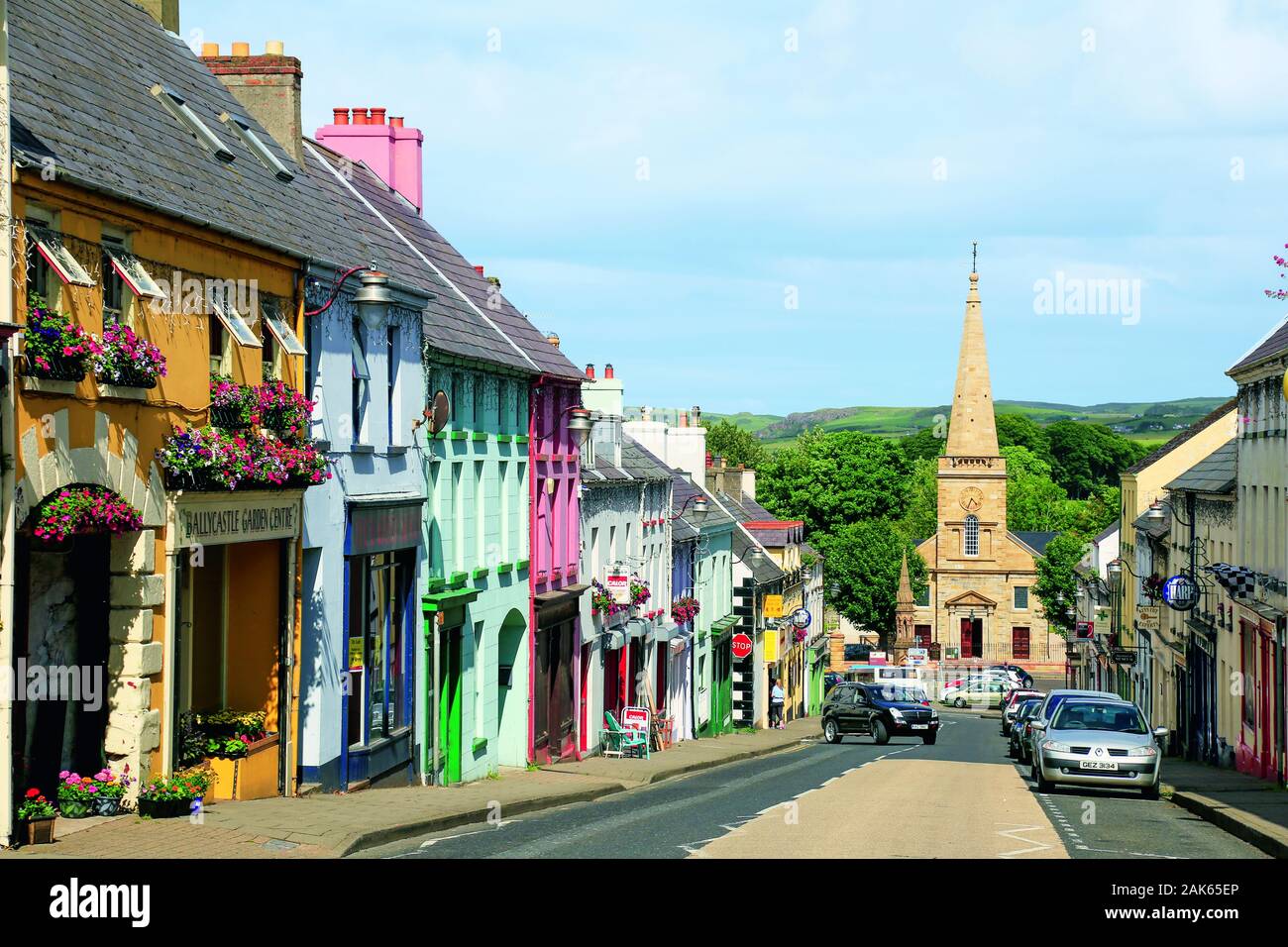 Grafschaft Antrim: Ballycastle, Castle Street und Holy Trinity Church ...