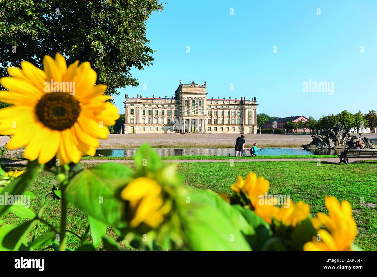 Ludwigslust: Schloss Ludwigslust, Blick über das Bassin auf die ...