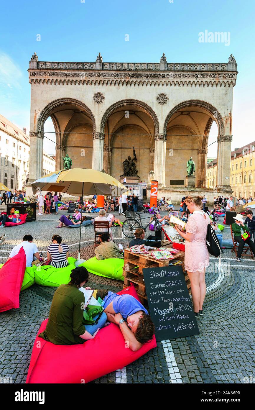 Stadtteil Maxvorstadt: Feldherrenhalle am Odeonsplatz, Muenchen | usage worldwide Stock Photo ...