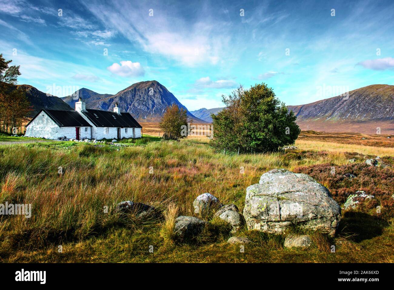 Ballachulish: Black Rock Cottages am Loch Leven mit dem Buachaille ...