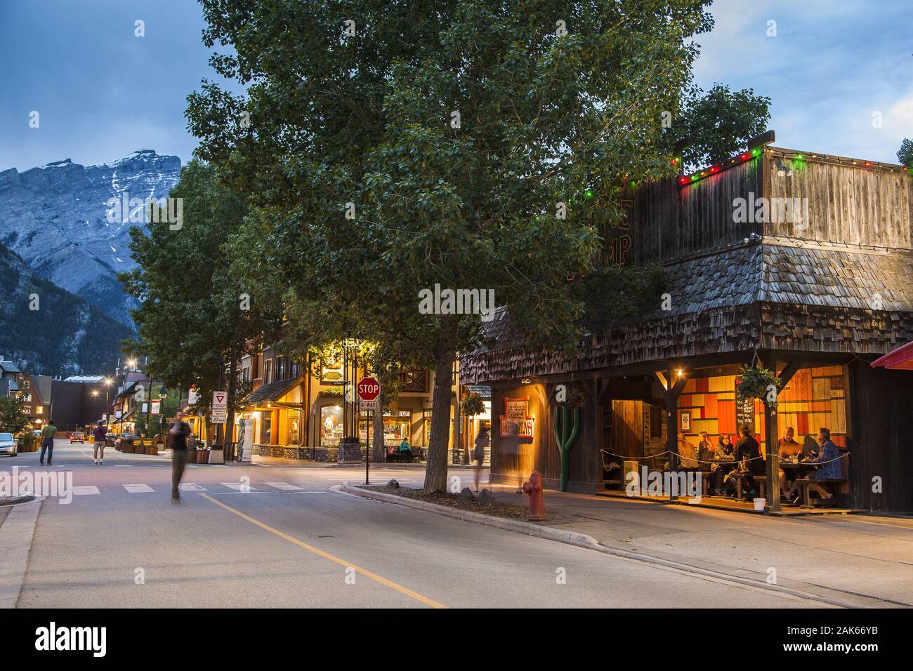Alberta: Banff Nationalpark, Banff, Restaurant "Magpie & Stump" in der ...