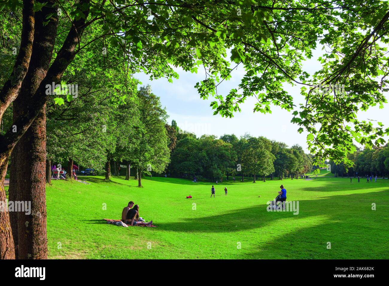Stadtteil Sendling: Spiel- und Liegewiese im Westpark , Muenchen ...