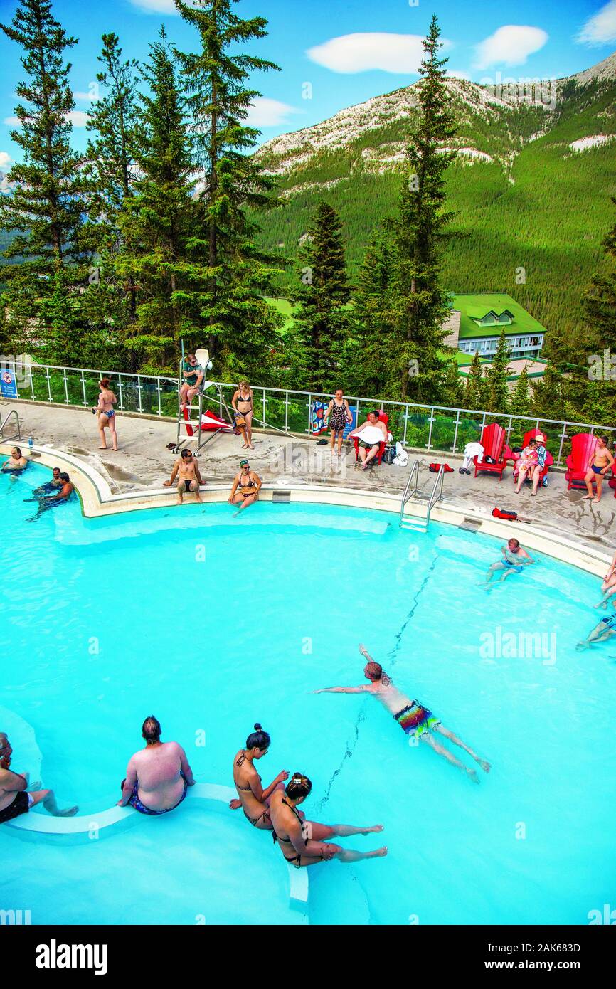 Alberta/Banff Nationalpark: Banff Upper Hot Springs, im Hintergrund der ...