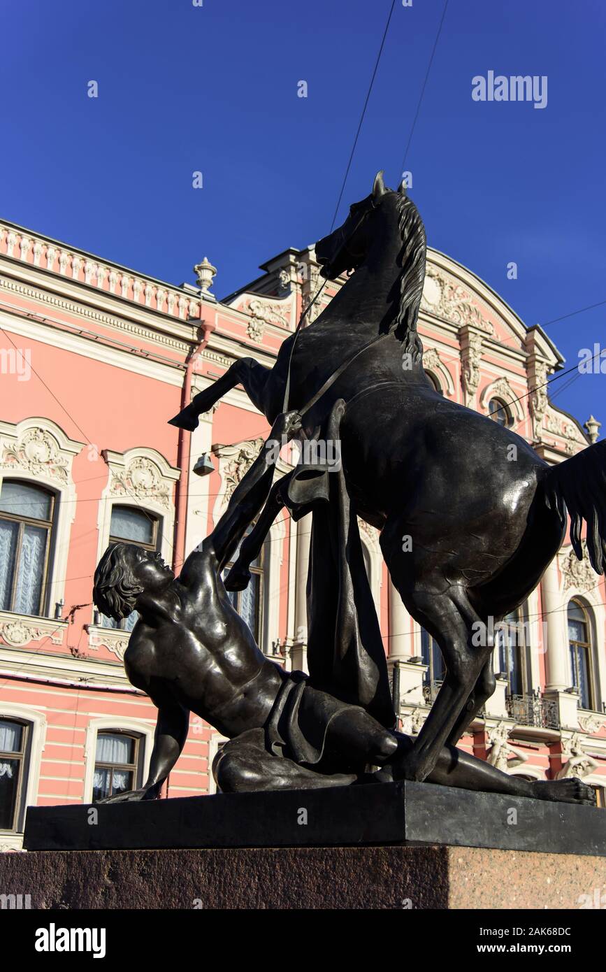 Anitschkow-Bruecke ueber die Fontanka: bronzener „Rossebaendiger“, St ...