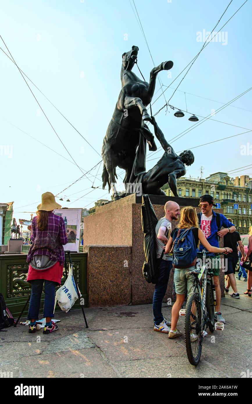 Anitschkow-Bruecke: Einer der vier bronzenen "Rossebaendiger", St ...