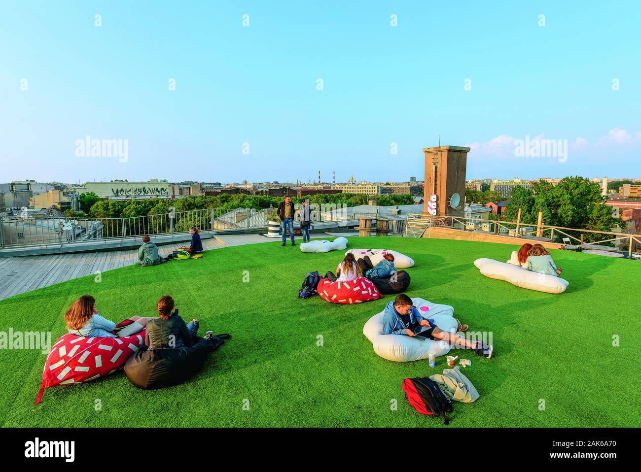 Kulturzentrum „Loftprojekt Etashi”: Dachterrasse zum Relaxen, St ...