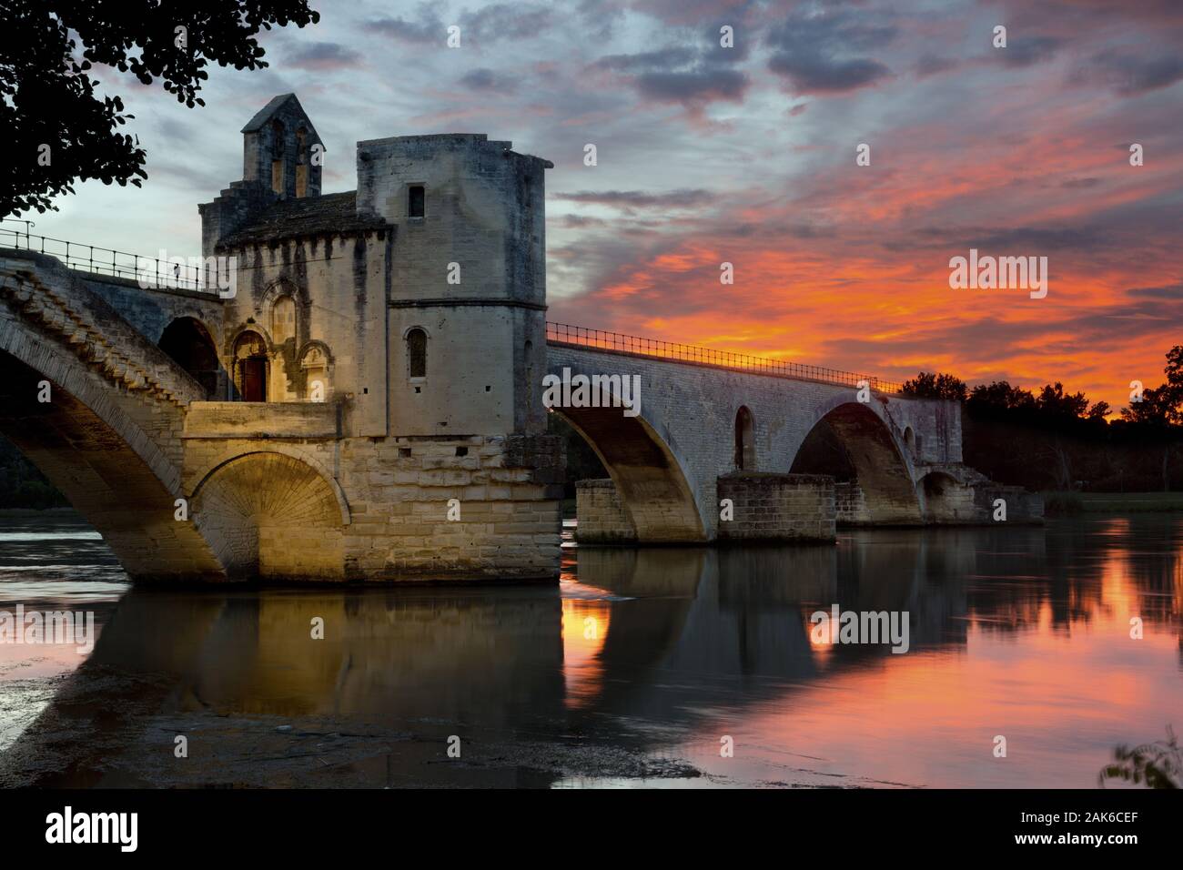 Avignon: Sonnenuntergang an der Pont Saint-Benezet, Provence | usage ...