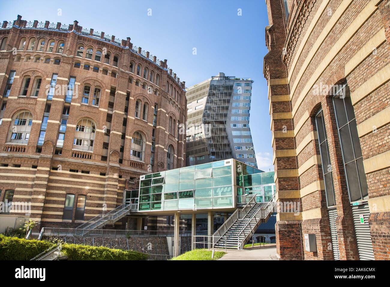 11. Bezirk/Simmering: Wiener Gasometer, einst Gasbehaelter, heute ...