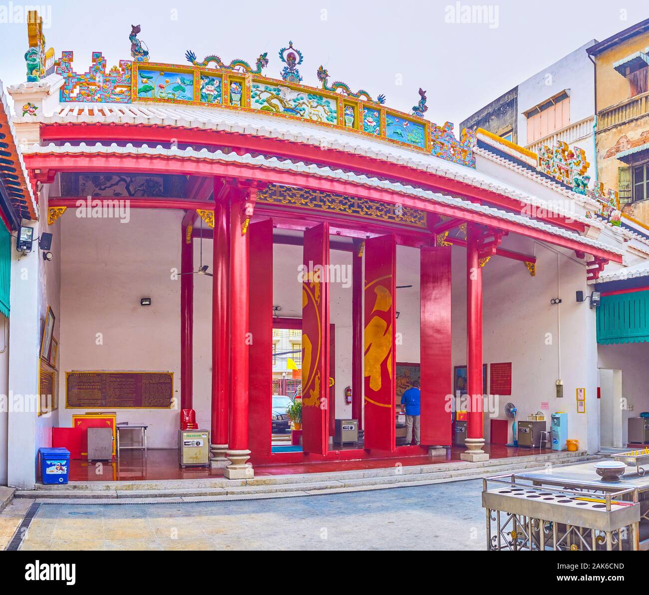 Large Wooden Gates High Resolution Stock Photography and Images - Alamy