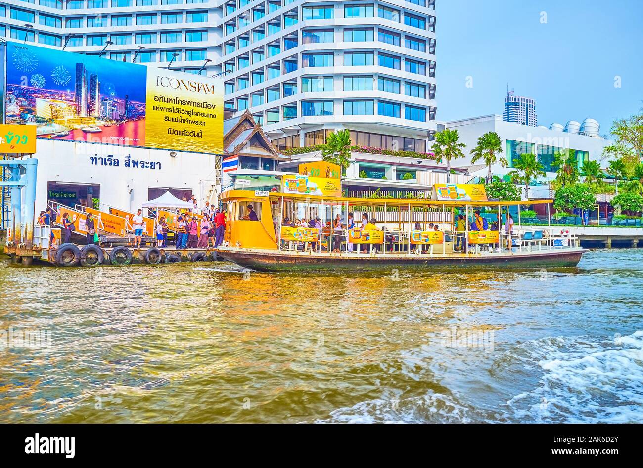 BANGKOK, THAILAND - APRIL 15, 2019: The tourist boat makes sightseeing ...