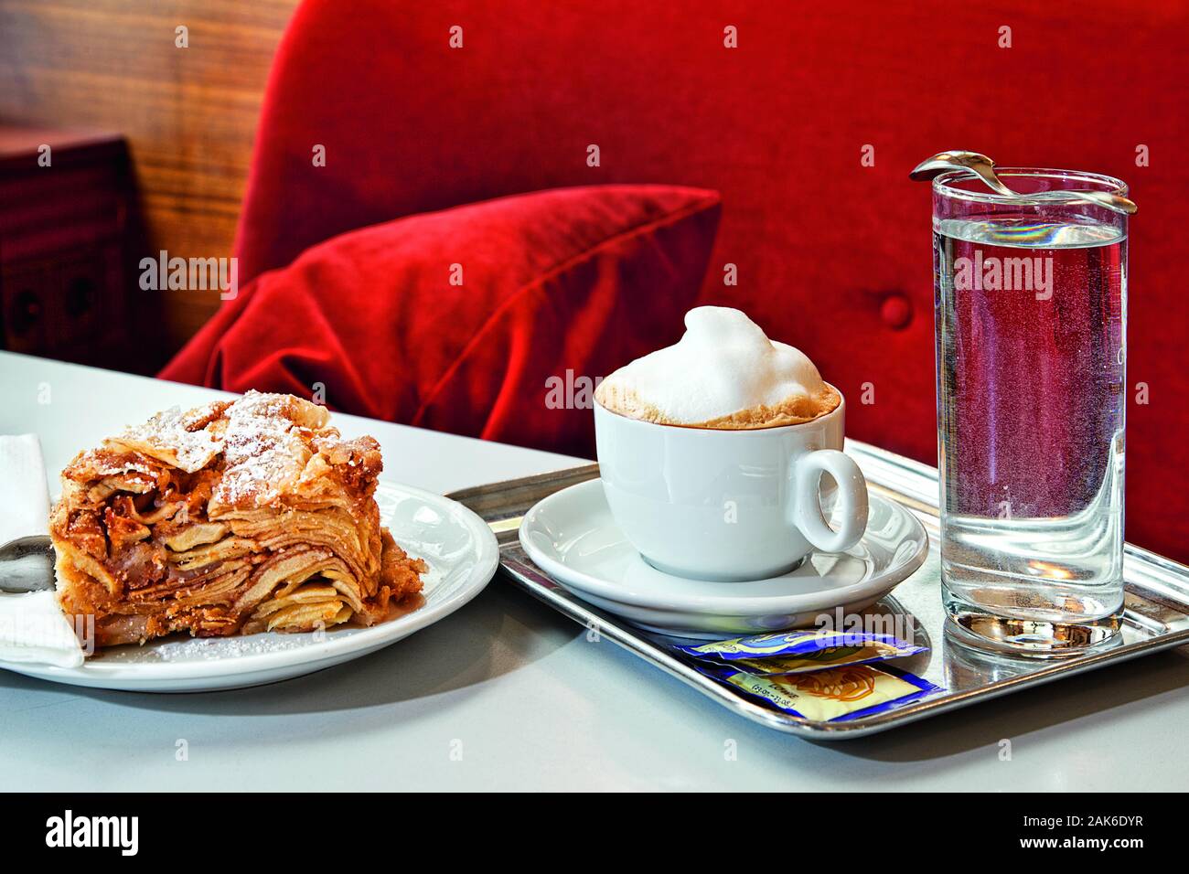1. Bezirk/Innere Stadt: Apfelstrudel und Melange im "Cafe Korb", Wien ...