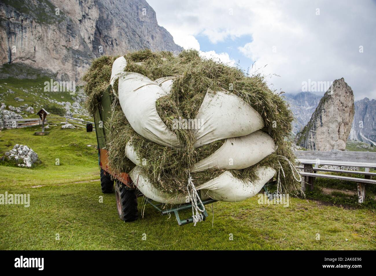 St. Christina in Groeden: Heuernte auf der Pieralonga Alm oberhalb der ...