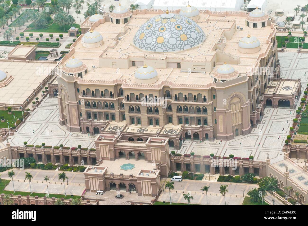 Abu dhabi aerial view hotel ras al akhdar hi-res stock photography and ...