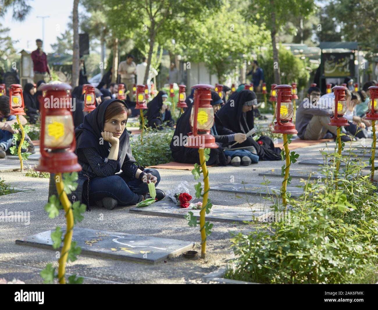 Teheran: Szene auf dem Friedhof Behehst-e Zahra, Iran | usage worldwide ...