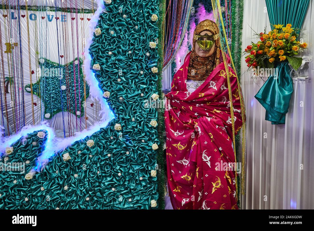 Insel Qeshm: Hochzeitsgast mit typischer Maske (Boregheh), Iran | usage ...