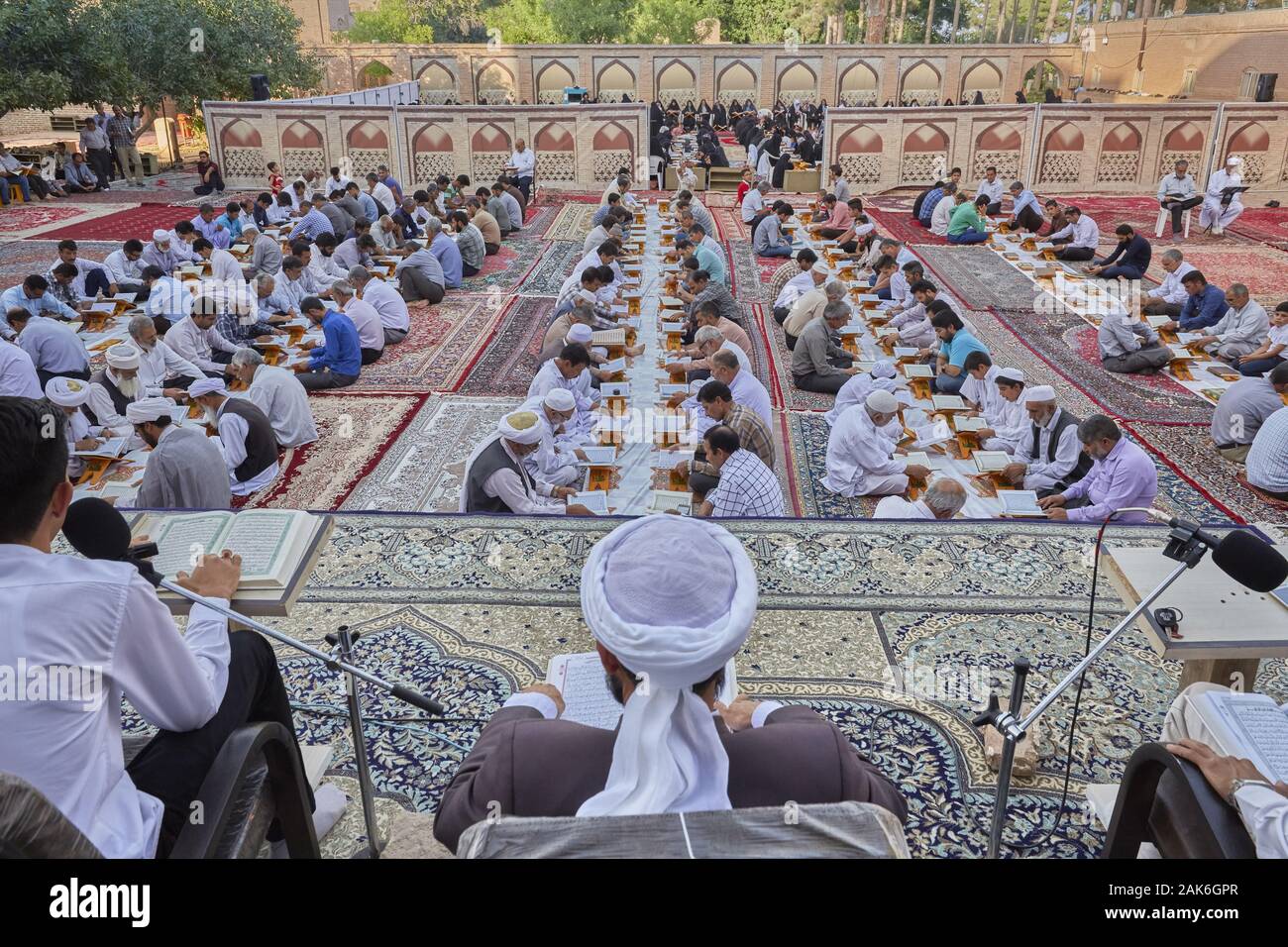 Provinz Khorasan/Torbat-e Jam: abendliches Ramadangebet der Sunniten in ...
