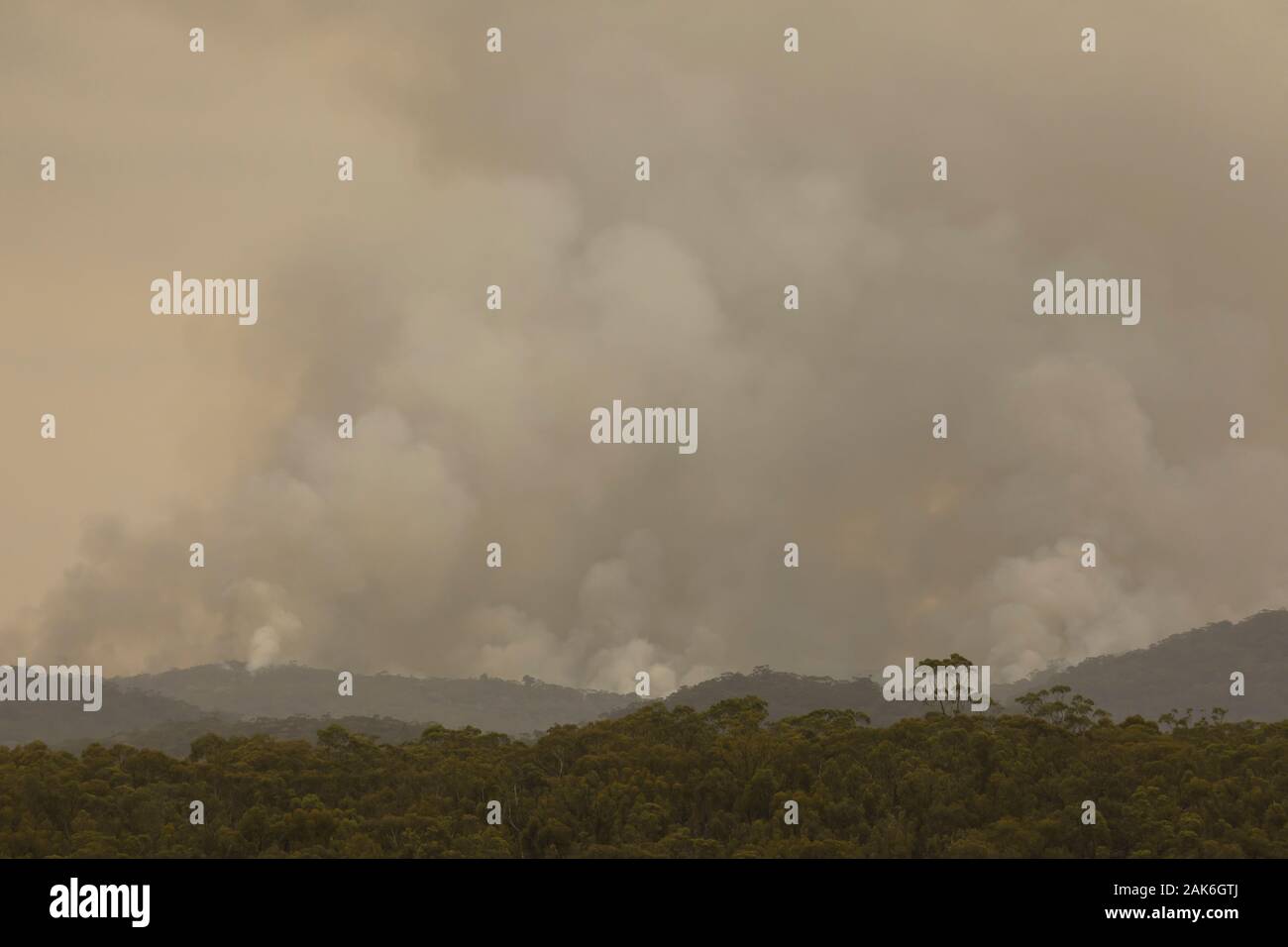 Fire fighting helicopter bushfire hi-res stock photography and images ...
